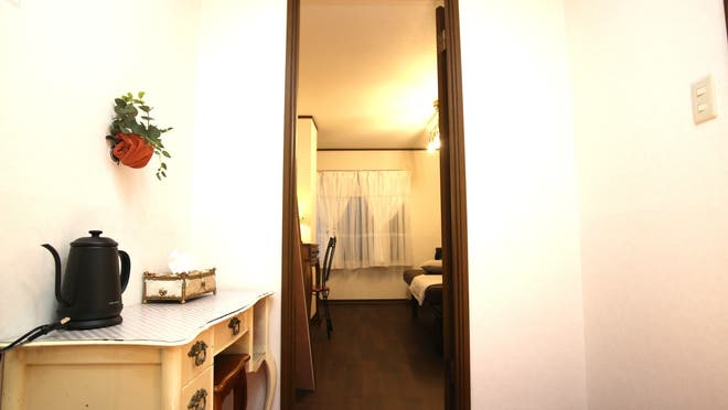 【横浜駅7分】お湯出る♨️/ペーパーシーツ無料😊/完全個室/1階/手動昇降ベッド(有孔)/室内トイレ付/Rainbowの写真16