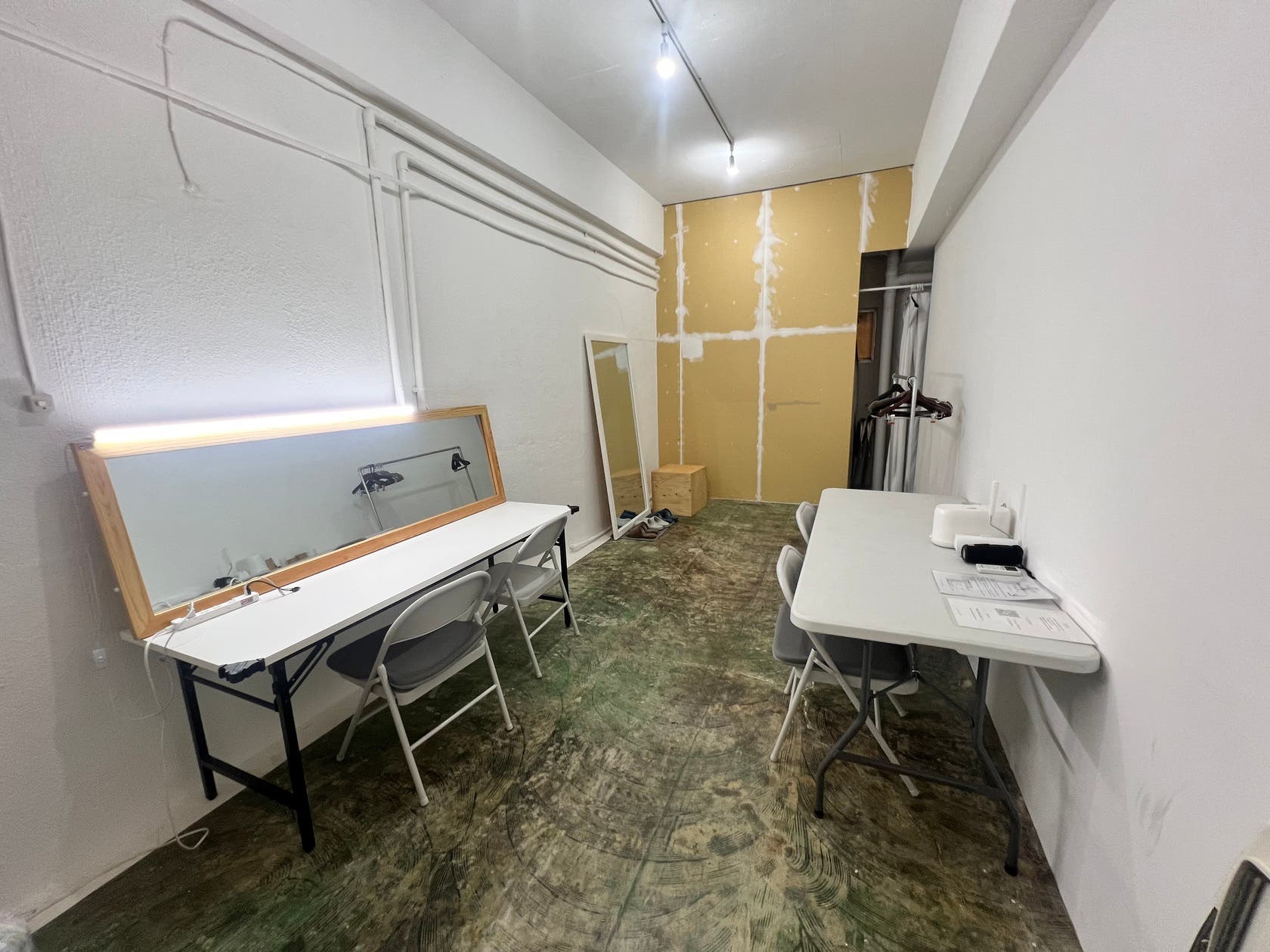 撮影機材無料&広いスペース 3面Rの本格白ホリゾント【N1スタジオ】神楽坂に天高3.5m/80㎡ モルタル床あり&レトロな倉庫の写真6