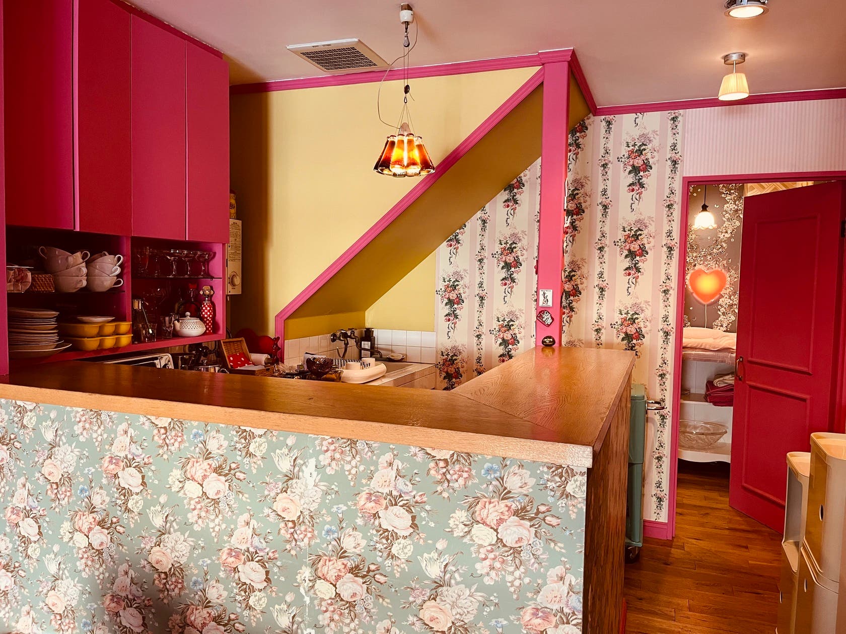 ピンクベースのガーリーなスペースの写真1