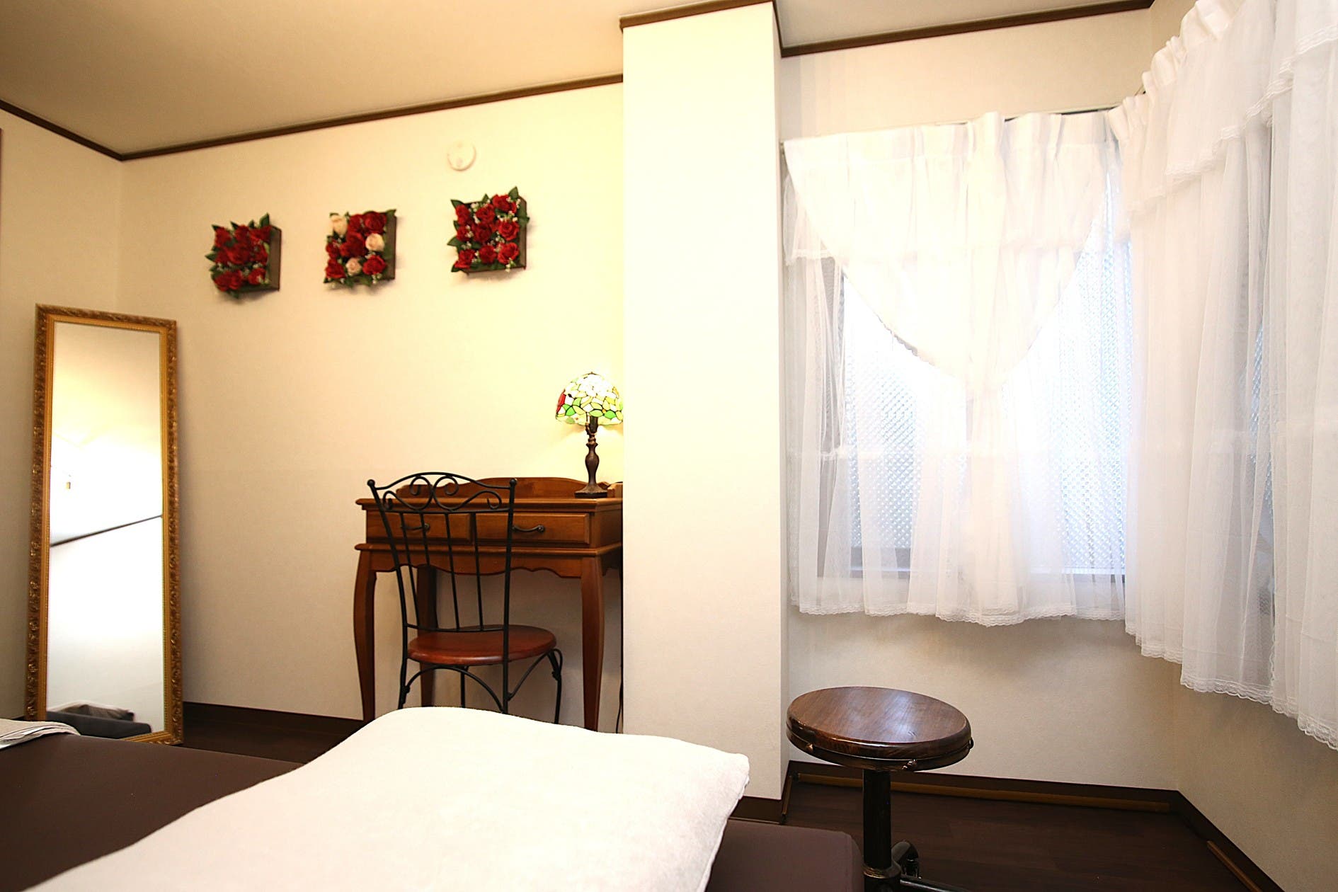 【横浜駅7分】ネイルデスク入荷🌟/ペーパーシーツ無料😊/完全個室/1階/手動昇降ベッド（有孔）/室内トイレ付/Rainbowの写真18