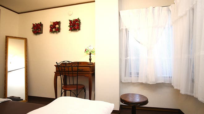 【横浜駅7分】お湯出る♨️/ペーパーシーツ無料😊/完全個室/1階/手動昇降ベッド(有孔)/室内トイレ付/Rainbowの写真17