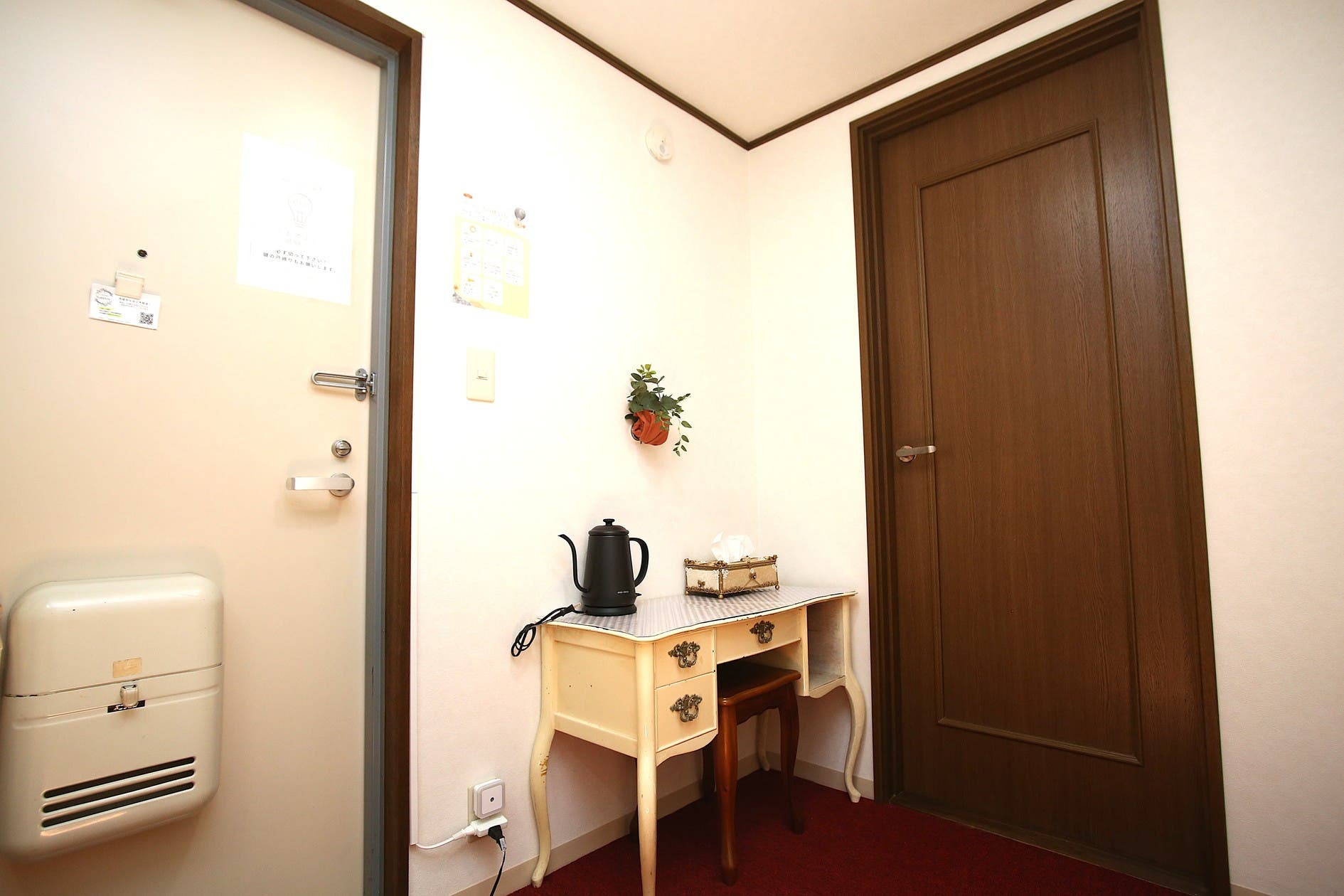 【横浜駅7分】ネイルデスク入荷🌟/ペーパーシーツ無料😊/完全個室/1階/手動昇降ベッド（有孔）/室内トイレ付/Rainbowの写真20