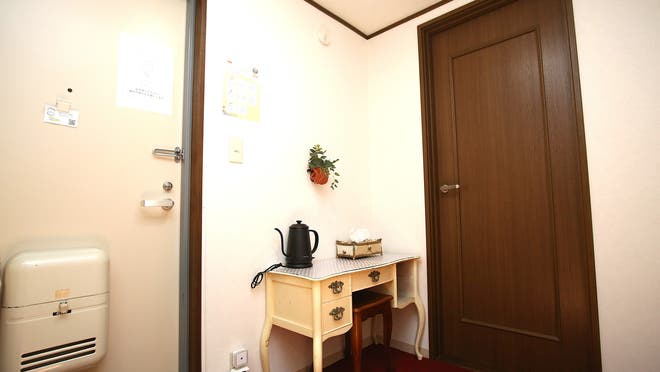 【横浜駅7分】お湯出る♨️/ペーパーシーツ無料😊/完全個室/1階/手動昇降ベッド(有孔)/室内トイレ付/Rainbowの写真19