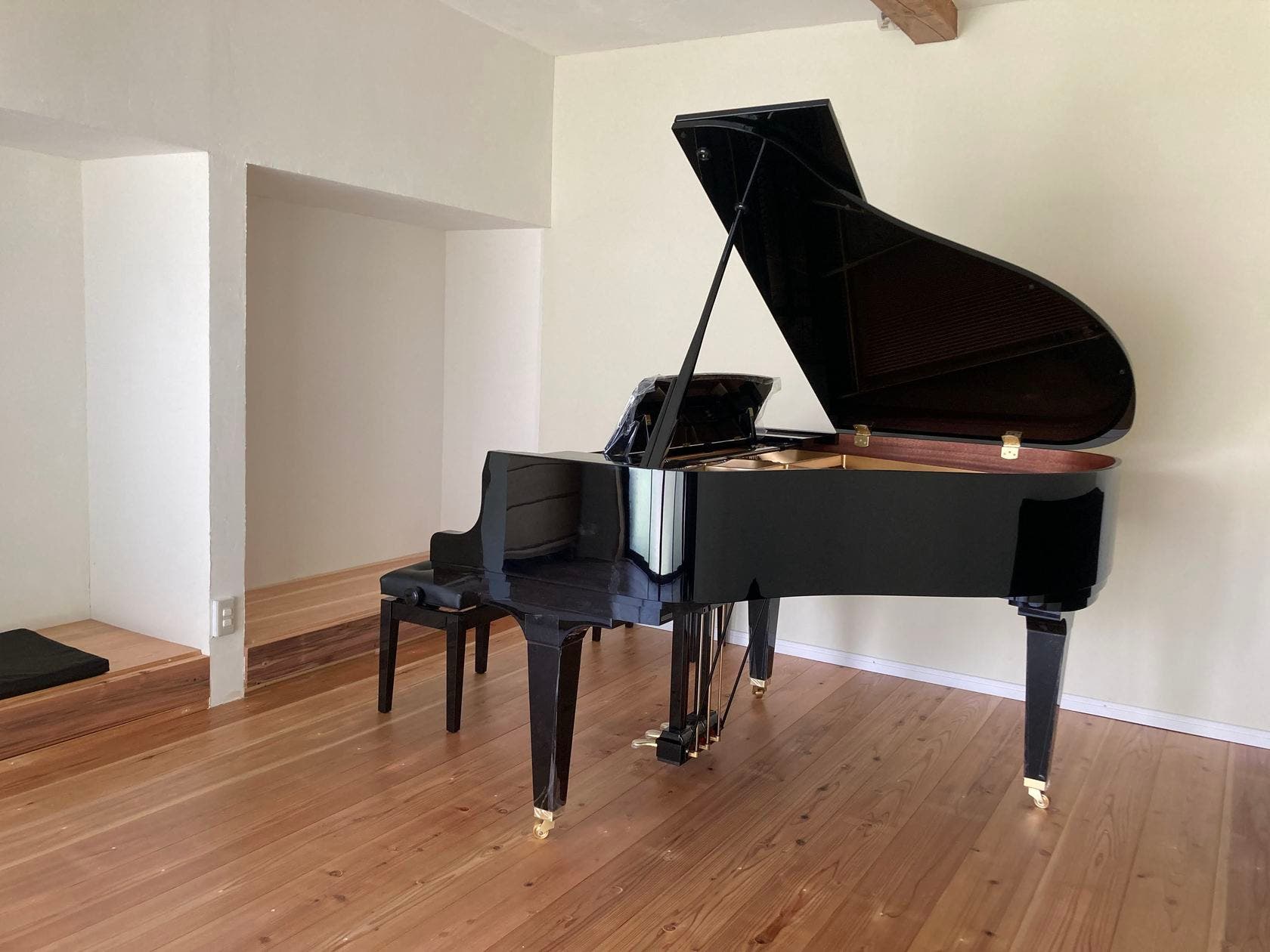 緑に囲まれた築７０年の古民家カフェの一部屋をグランドピアノのレンタルスペースにの写真2