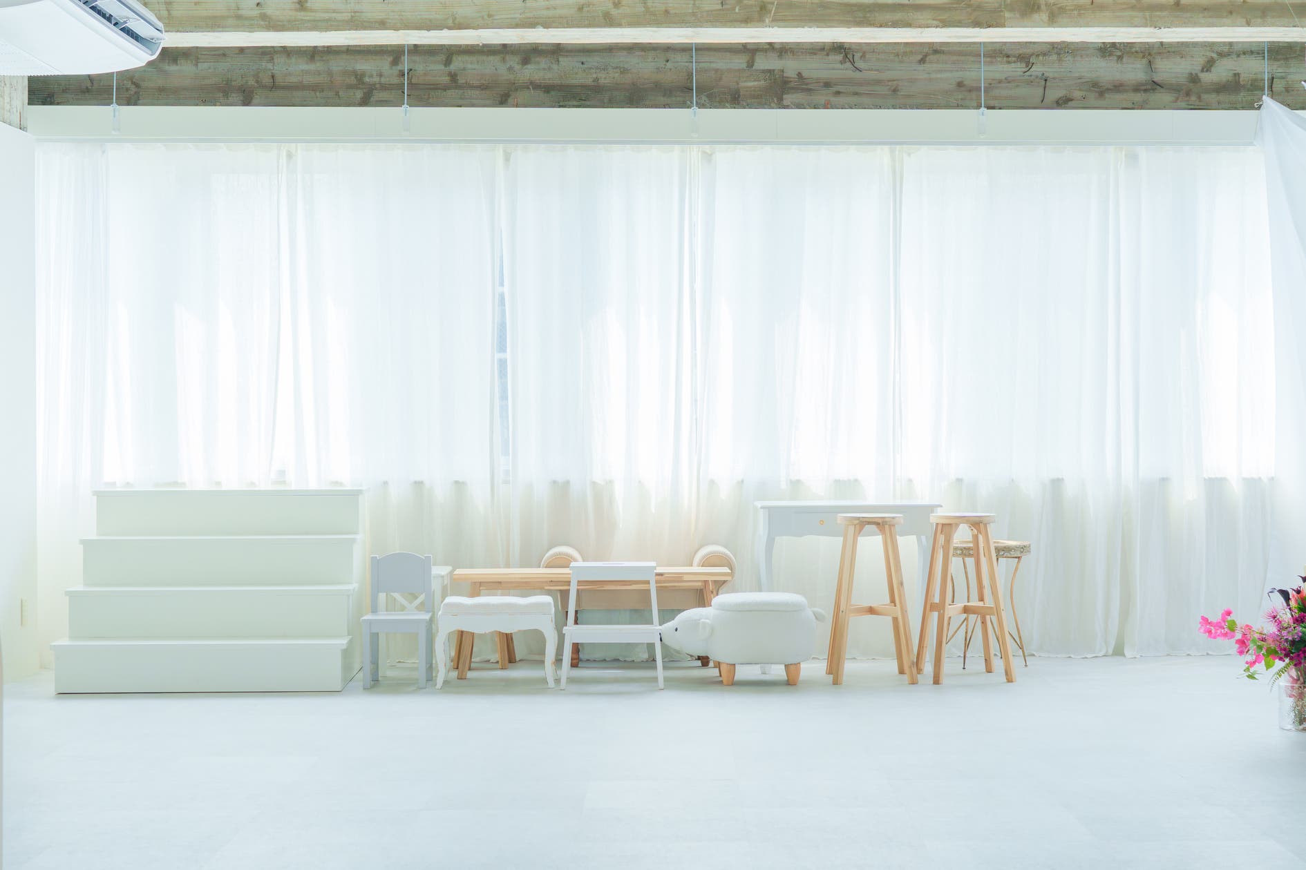 【神戸駅】徒歩5分 / 自然光が差し込む解放感のあるフォトスタジオ / 店内お花使い放題 / 78㎡ワンフロアの写真1