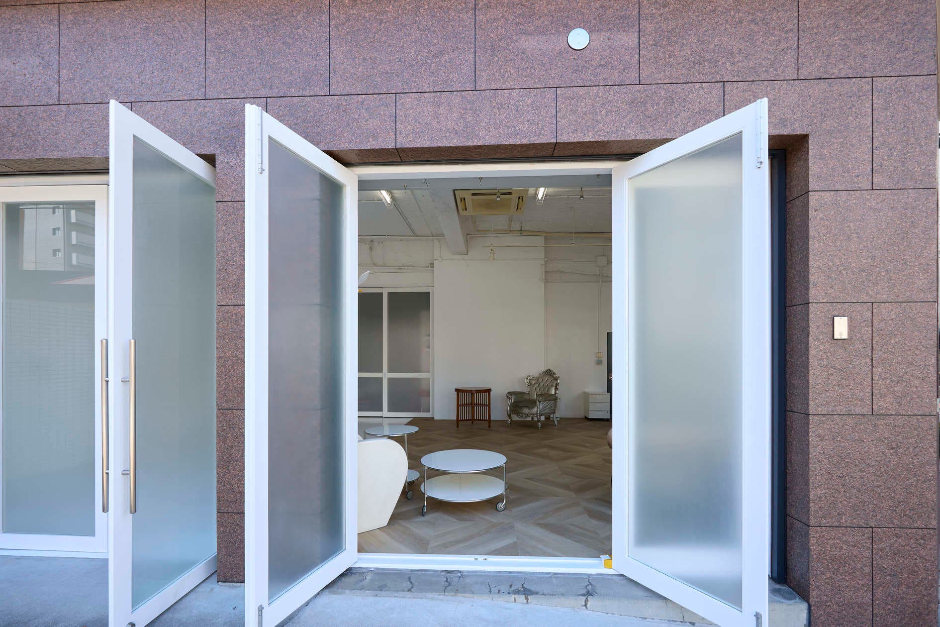 好立地の路面スタジオ。無料駐車スペースもあり、搬入なども簡単！の写真9