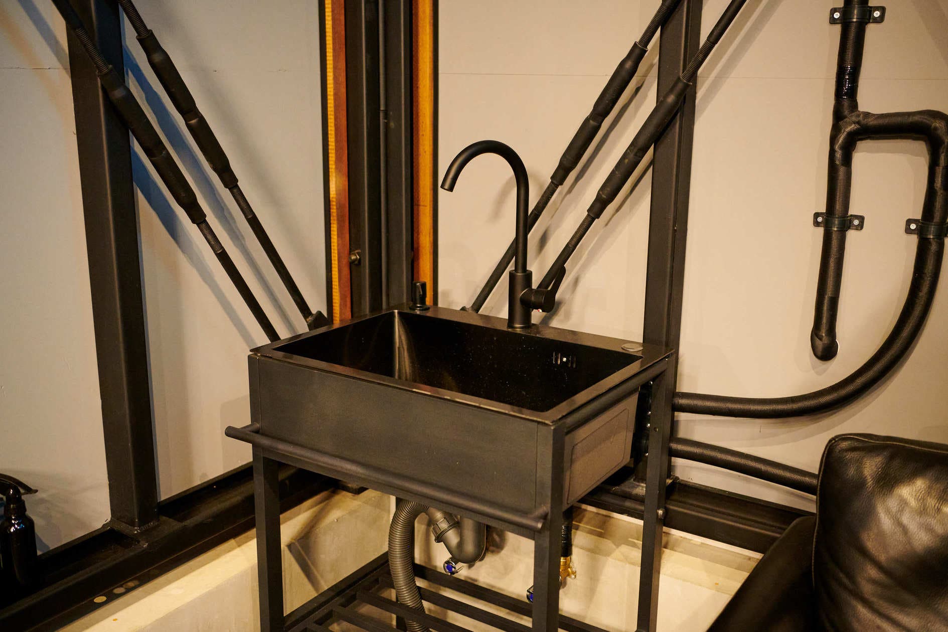 【 OPEN記念特別価格中 】本格ガレージ撮影スタジオ／登戸エリア／ハイエンド家具無料貸出の写真12