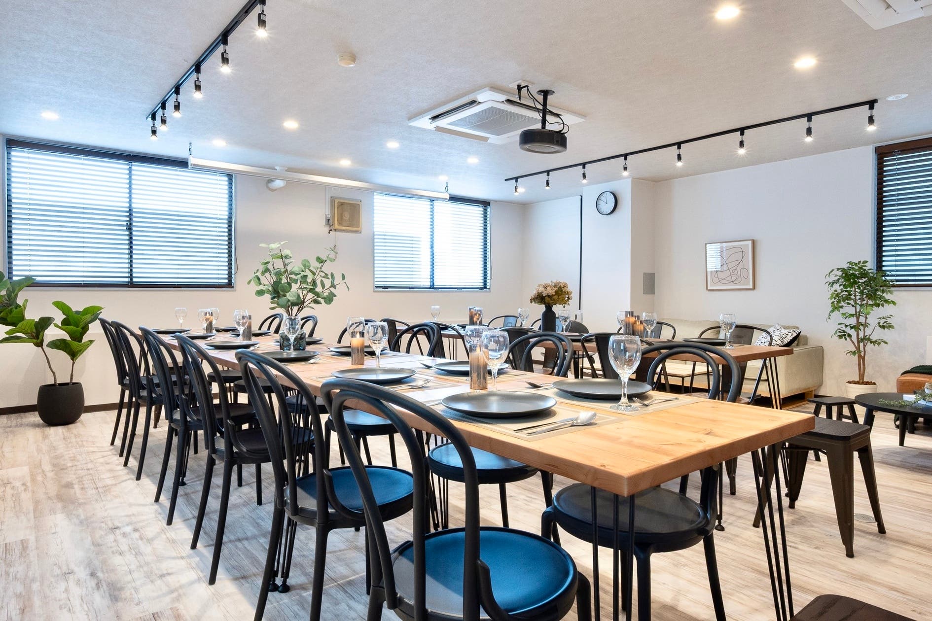 四谷三丁目駅30秒🚃24H/最大35名着席🎉大型スクリーン🎬映画・大人気ゲーム機🎮おしゃれなケータリング♪の写真1