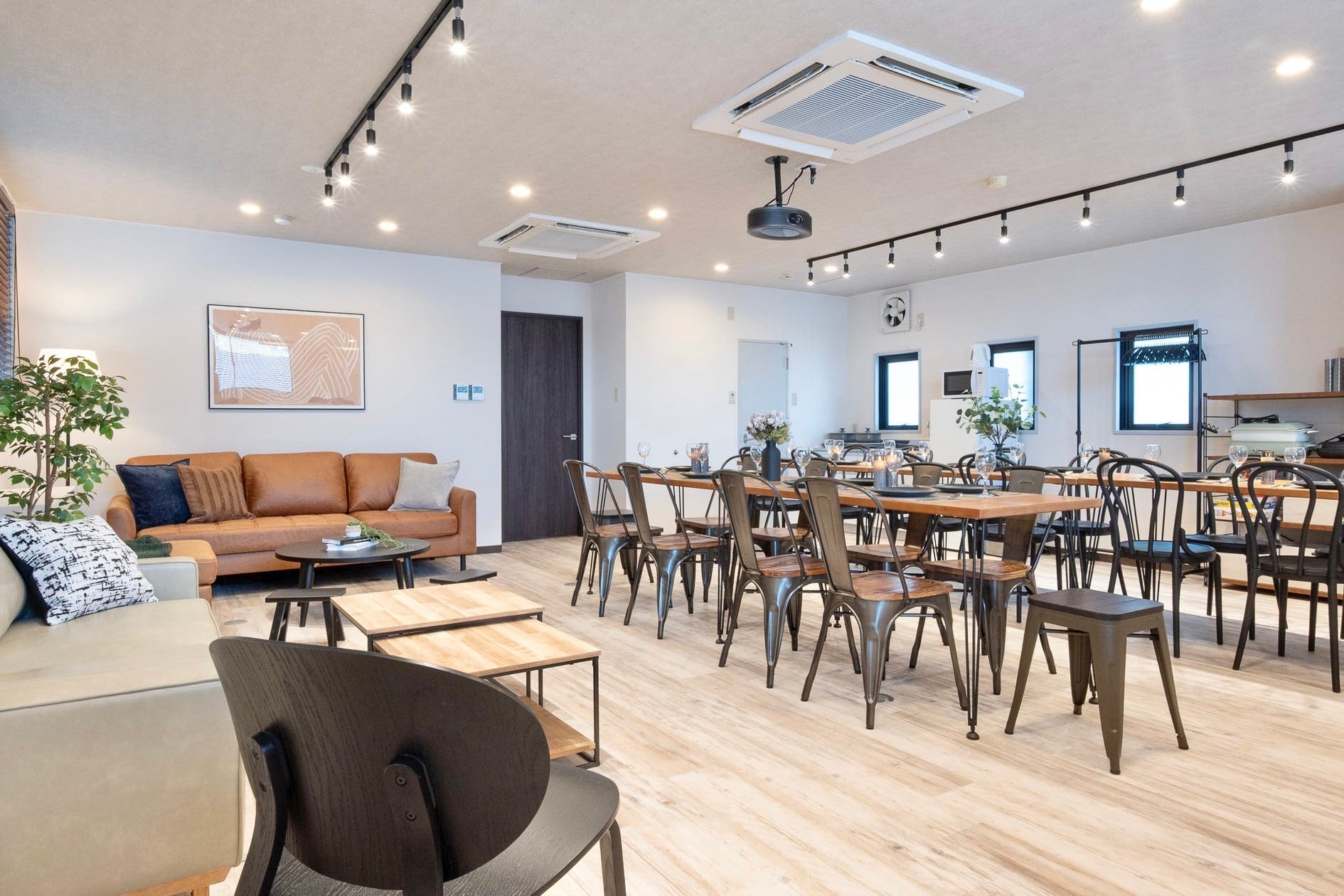 四谷三丁目駅30秒🚃24H/最大35名着席🎉大型スクリーン🎬映画・大人気ゲーム機🎮おしゃれなケータリング♪の写真2