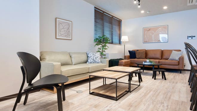 四谷三丁目駅30秒🚃24H/最大35名着席🎉大型スクリーン🎬映画・大人気ゲーム機🎮おしゃれなケータリング♪の写真3