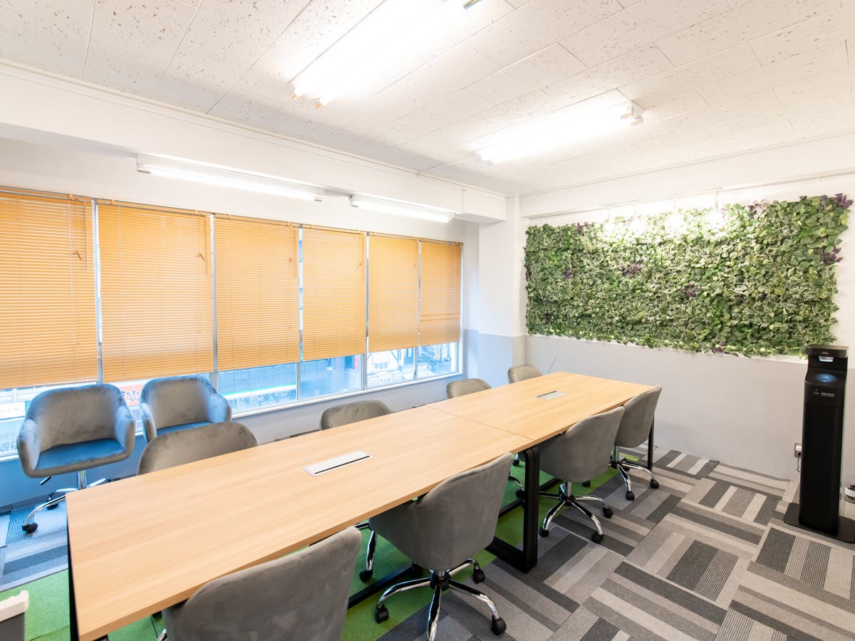 飯田橋駅A2出口→徒歩30秒｜最大8名｜会議、商談、セミナー、勉強会、ボードゲーム、レッスン、女子会の利用に最適！の写真1