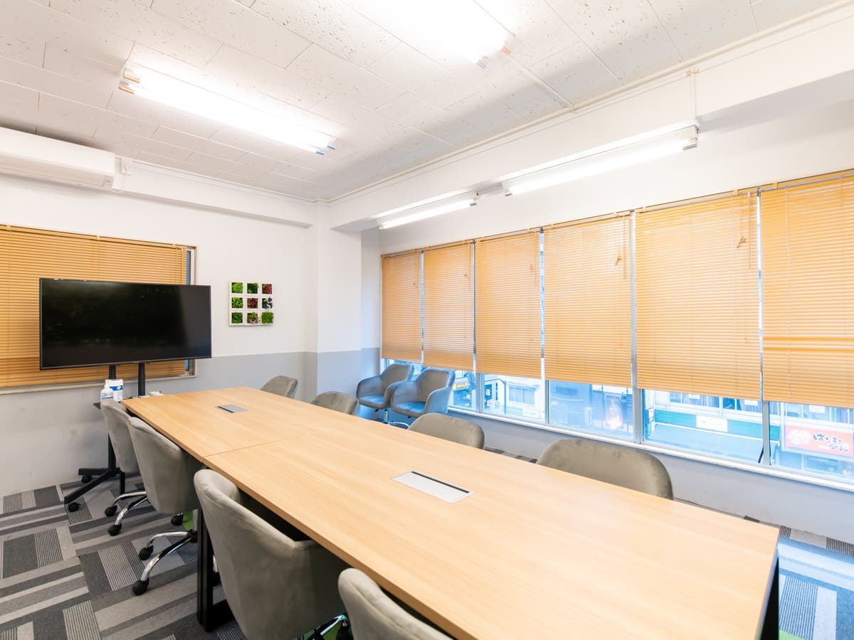 飯田橋駅A2出口→徒歩30秒｜最大8名｜会議、商談、セミナー、勉強会、ボードゲーム、レッスン、女子会の利用に最適！の写真3