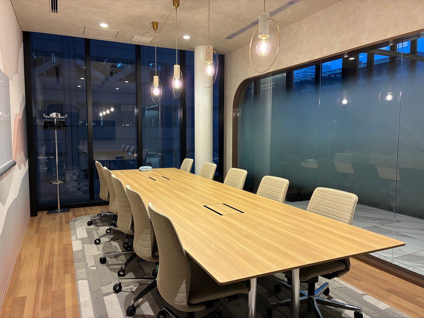 会議室 02(10名)の写真1