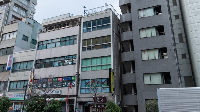 飯田橋駅A2出口→徒歩30秒|最大8名|会議、商談、セミナー、勉強会、ボードゲーム、レッスン、女子会の利用に最適!の写真18