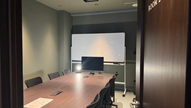 【8名会議室RoomB】八王子駅徒歩3分!/モニター/Wi-Fi/充電器/テレワークやWeb会議に最適の写真1
