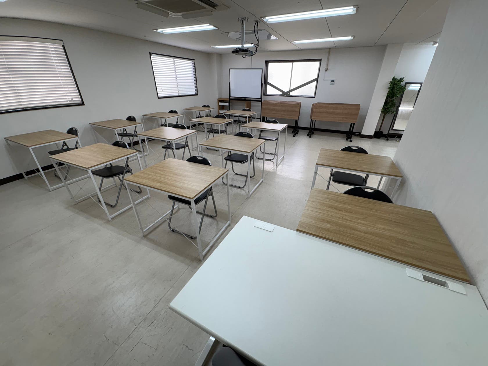 高田馬場平日 2,500円/1h★2B室、同ビル内に2部屋あり！40名着席でリーズナブルな貸会議室！の写真1