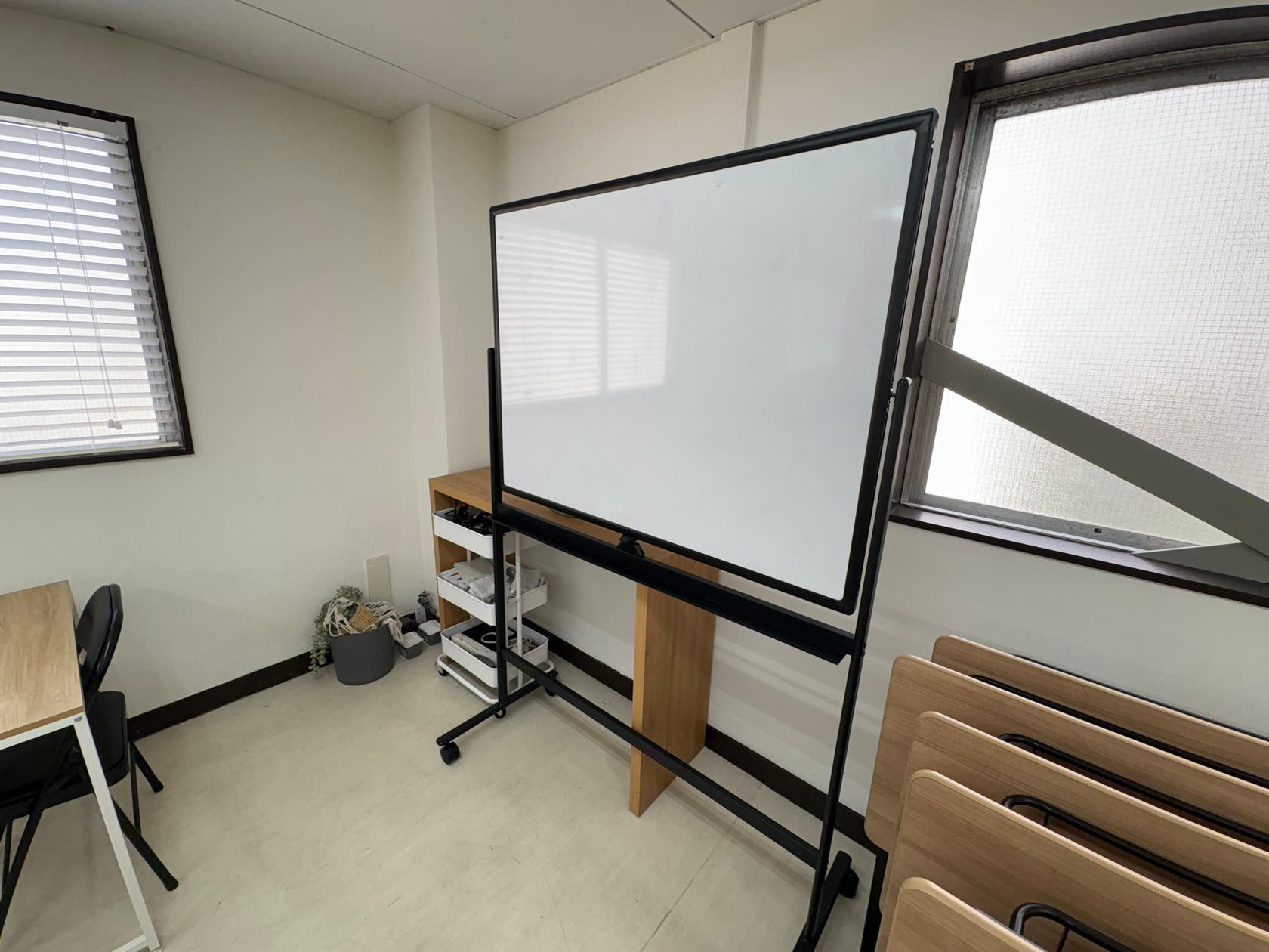 高田馬場平日 2,500円/1h★2B室、同ビル内に2部屋あり！40名着席でリーズナブルな貸会議室！の写真5