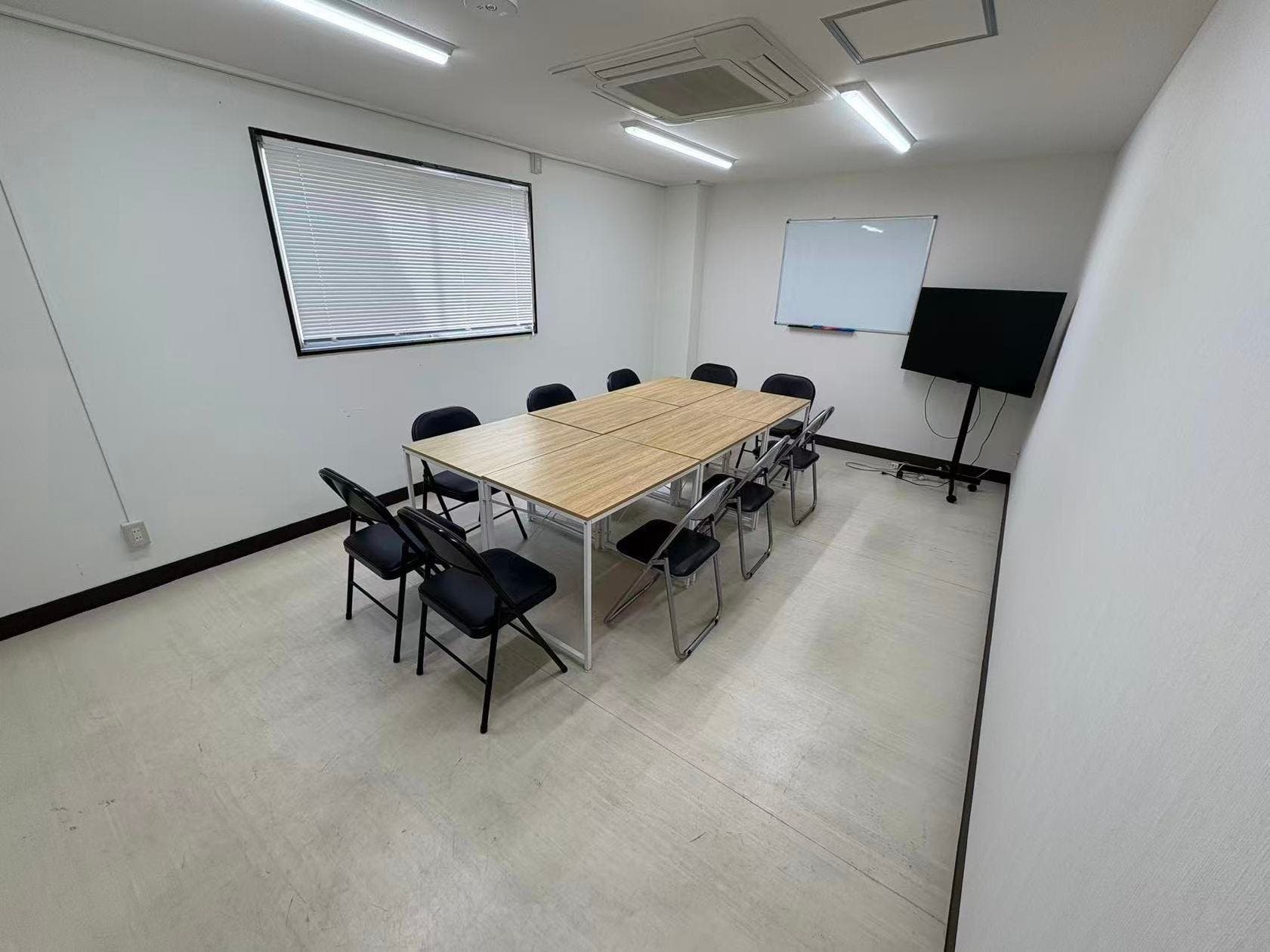 高田馬場平日 1,500円/1h★2A室、同ビル内に2部屋あり！最大16名着席でリーズナブルな貸会議室！の写真1