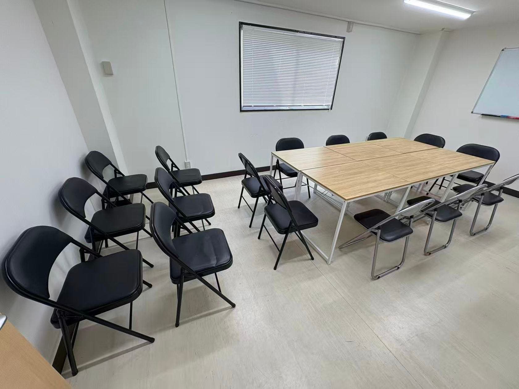 高田馬場平日 1,500円/1h★2A室、同ビル内に2部屋あり！最大16名着席でリーズナブルな貸会議室！の写真2