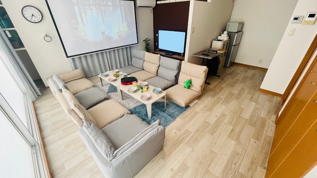 🚃天文館通駅🚶4分✨100㌅大画面プロジェクターで動画見放題❣️女子会🎀デート🥂撮影📷パーティ、ビジネス利用も最適🎤の写真1