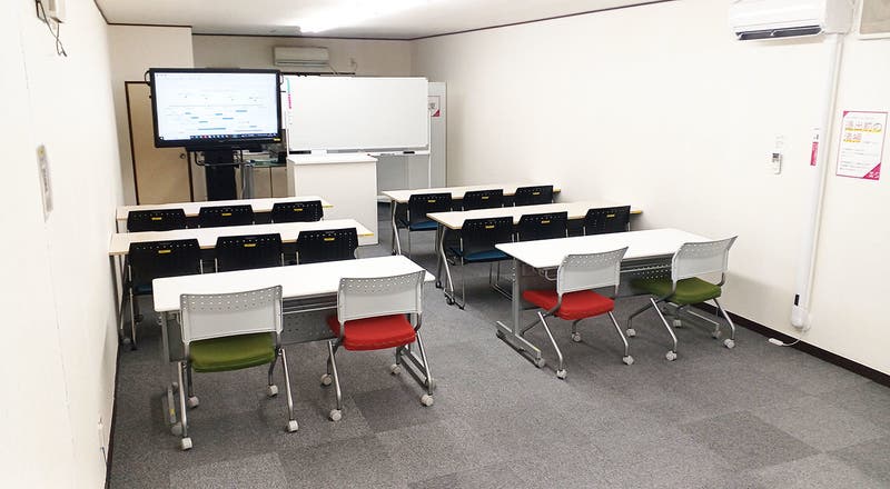 【多摩最大級の貸会議室】30名着席/駅徒歩1分/60inchモニター/高速光Wi-Fi/備品無料/会議 セミナー 面接 教室開催