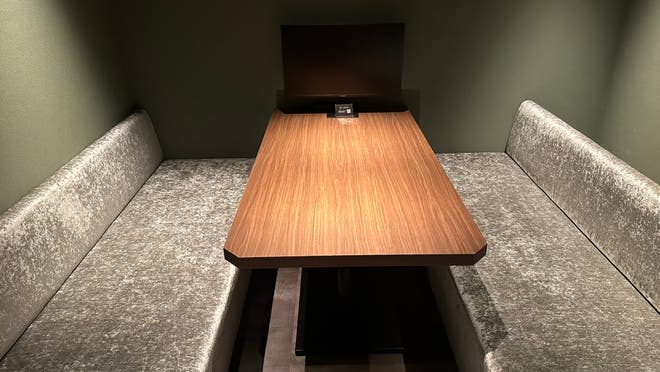 【1~6名BOX B席】八王子駅徒歩3分!フリードリンク/モニター/Wi-Fi/充電器/テレワークやWeb会議に最適の写真1