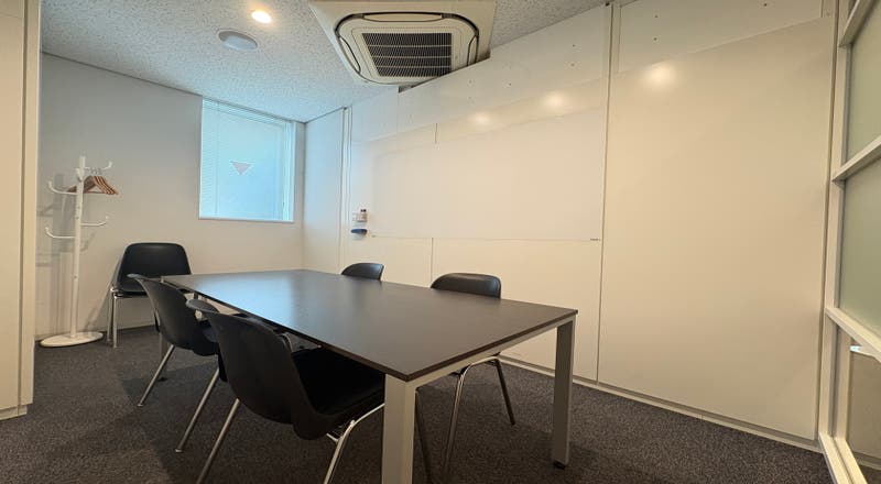 レアル会議室【会議室1】新宿駅徒歩5分、4名までの利用に最適（最大6名収容）の貸し会議室