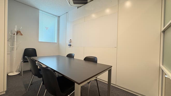 レアル会議室【会議室1】新宿駅徒歩5分、4名までの利用に最適(最大6名収容)の貸し会議室の写真1