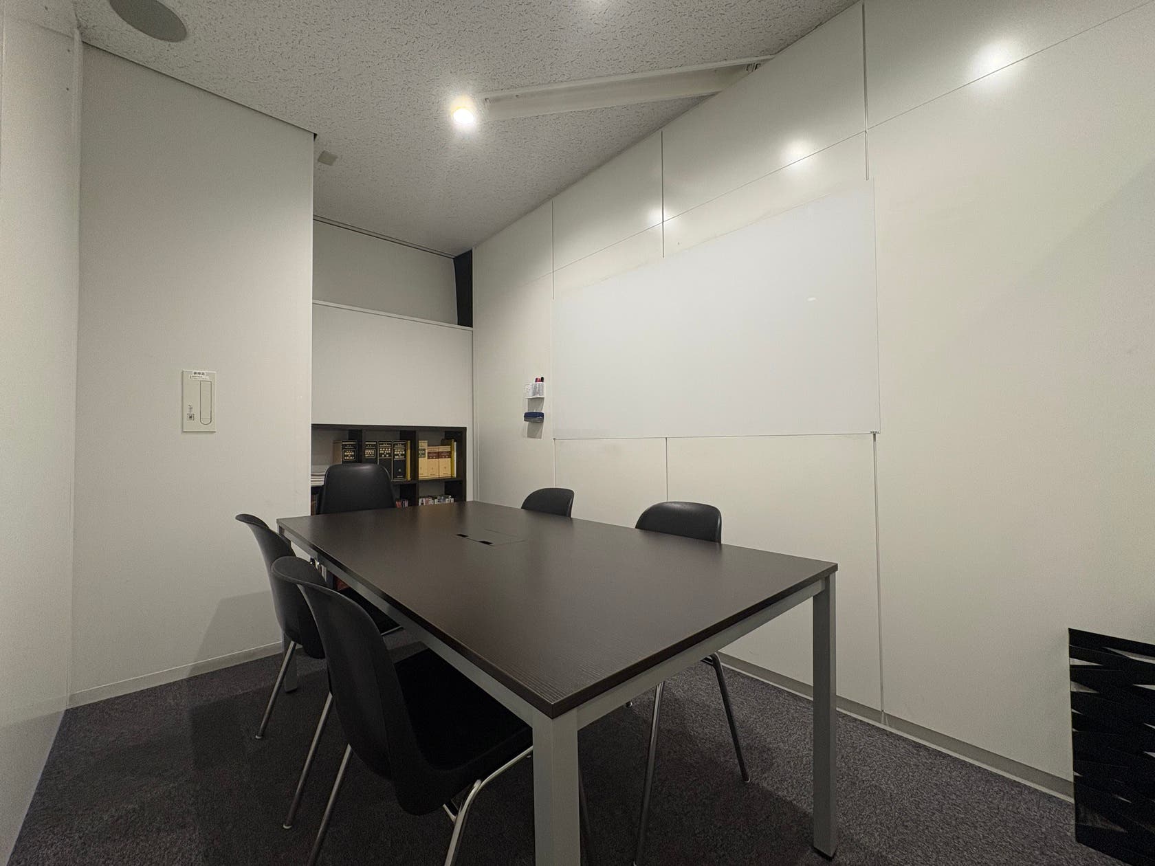 レアル会議室【会議室2】新宿駅徒歩5分、4名までの利用に最適（最大6名収容）の貸し会議室の写真1