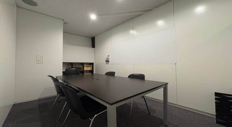 レアル会議室【会議室2】新宿駅徒歩5分、4名までの利用に最適（最大6名収容）の貸し会議室
