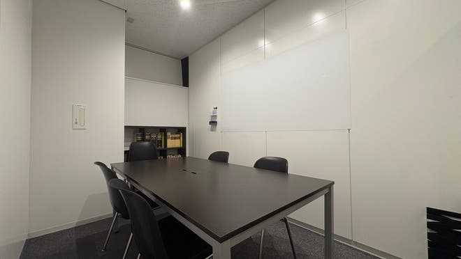 レアル会議室【会議室2】新宿駅徒歩5分、4名までの利用に最適(最大6名収容)の貸し会議室の写真1