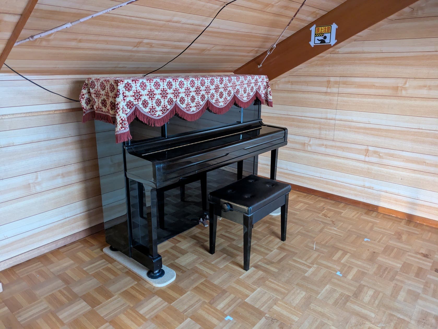 屋根裏ワンフロアのピアノがあるスペースの写真2