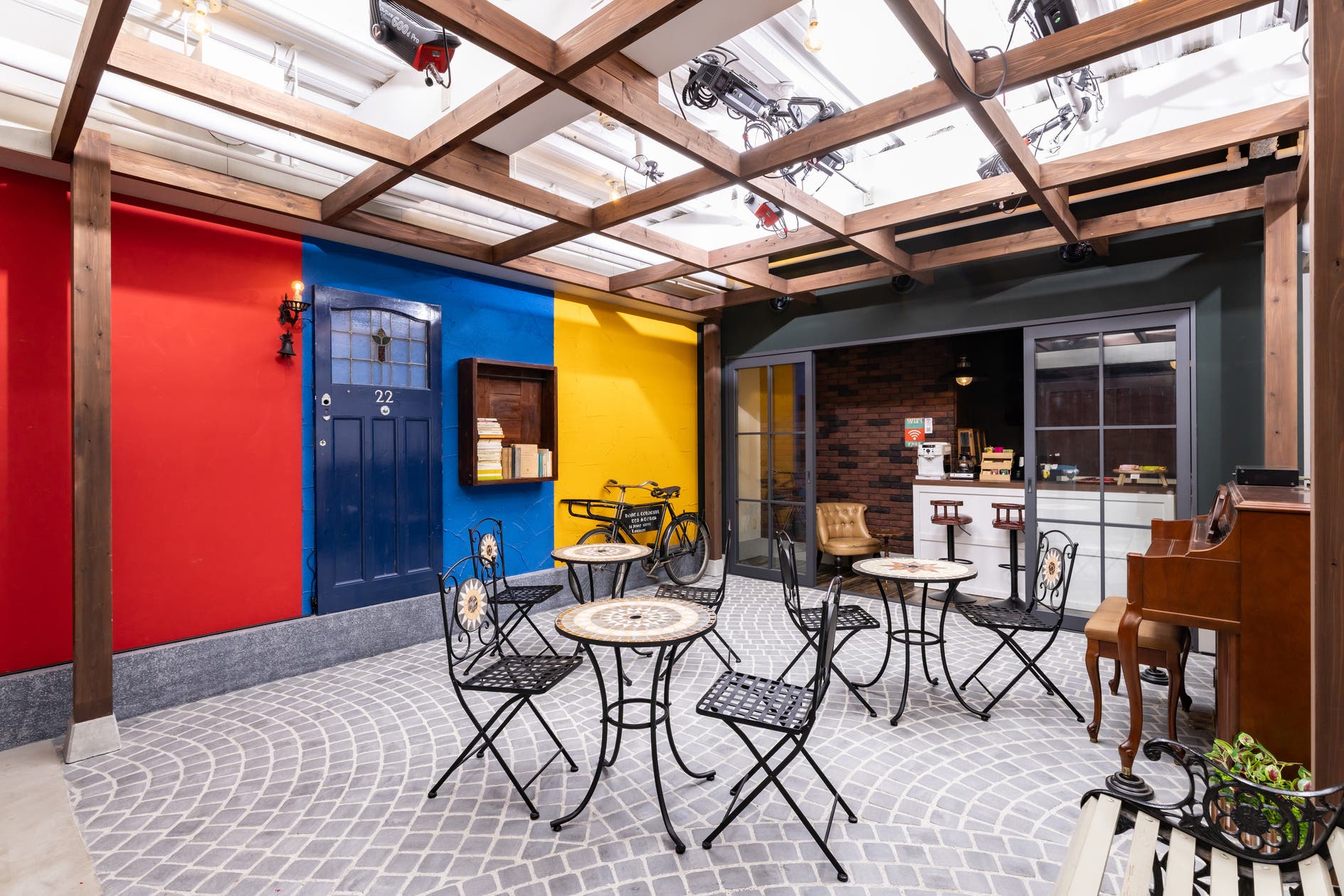 新宿駅から徒歩５分　多彩な空間で理想の撮影を一度に　全フロア個性派撮影スタジオ（二番街通りビル）の写真1