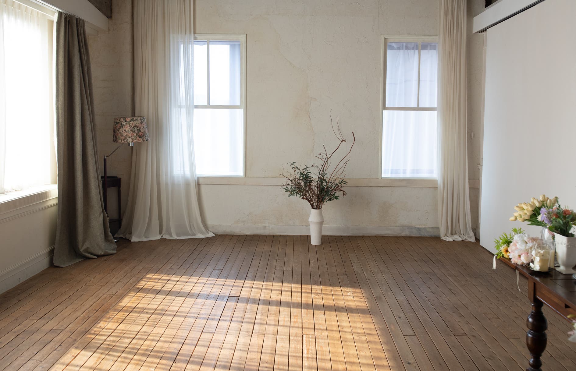 井荻駅徒歩10分【24H営業　プロカメラマン監修　100㎡超え撮影スタジオ】自然光｜天井高3m以上｜フローリングの写真1