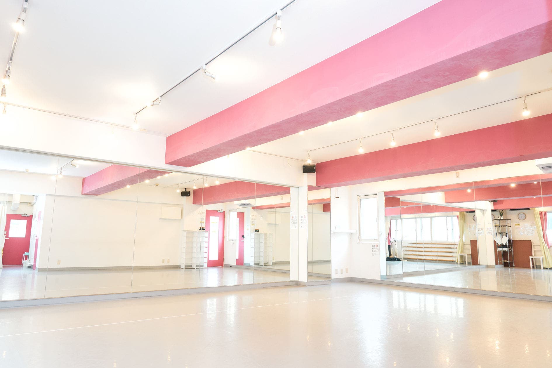 【白猫屋】経堂駅徒歩3分で大型鏡が2面あるスタジオ！ゆったり良い77㎡！の写真1