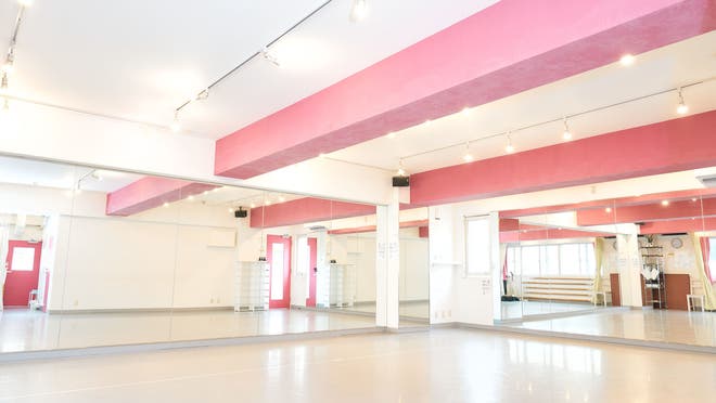 【白猫屋】経堂駅徒歩3分で大型鏡が2面あるスタジオ!ゆったり良い77㎡!の写真1