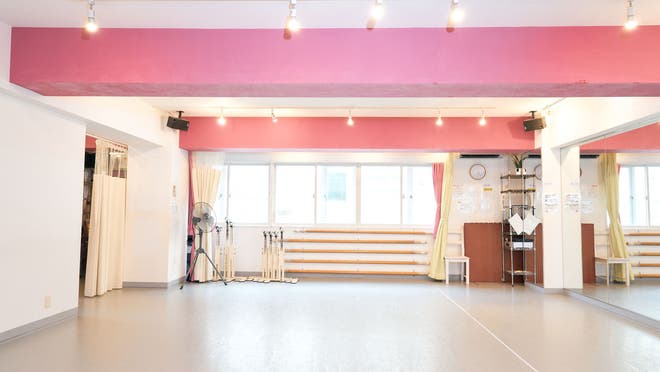 【白猫屋】経堂駅徒歩3分で大型鏡が2面あるスタジオ!ゆったり良い77㎡!の写真3