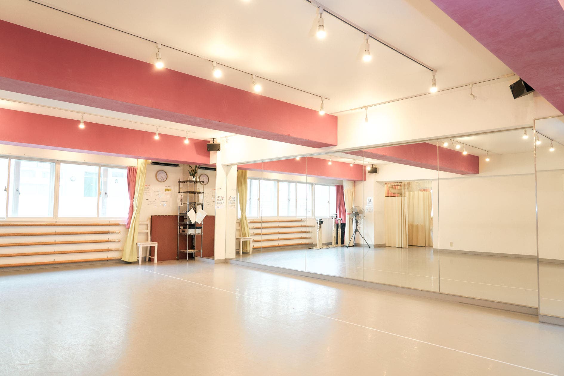 【白猫屋】経堂駅徒歩3分で大型鏡が2面あるスタジオ！ゆったり良い77㎡！の写真4