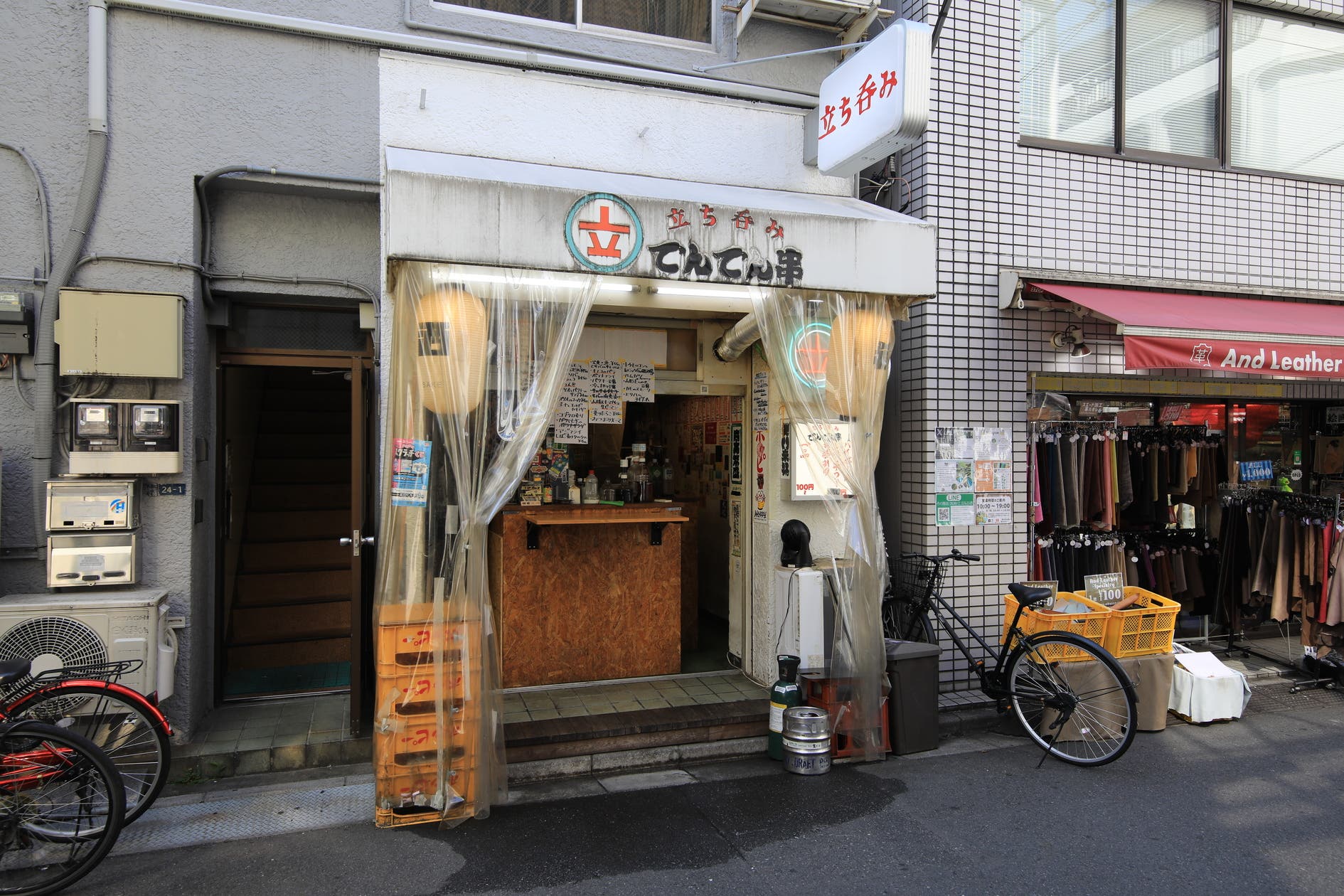浅草橋駅徒歩10秒！！路面立ち飲み屋の写真1