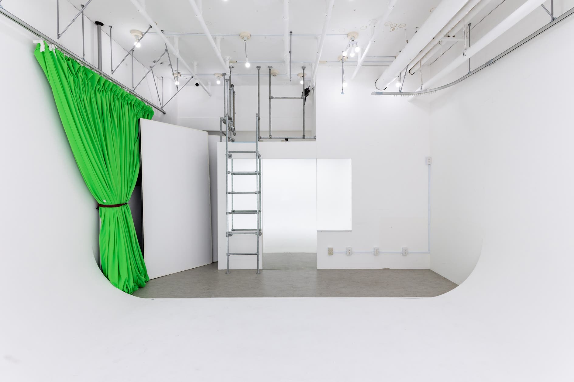 新宿駅から徒歩５分　多彩な空間で理想の撮影を一度に　全フロア個性派撮影スタジオ（二番街通りビル）の写真7