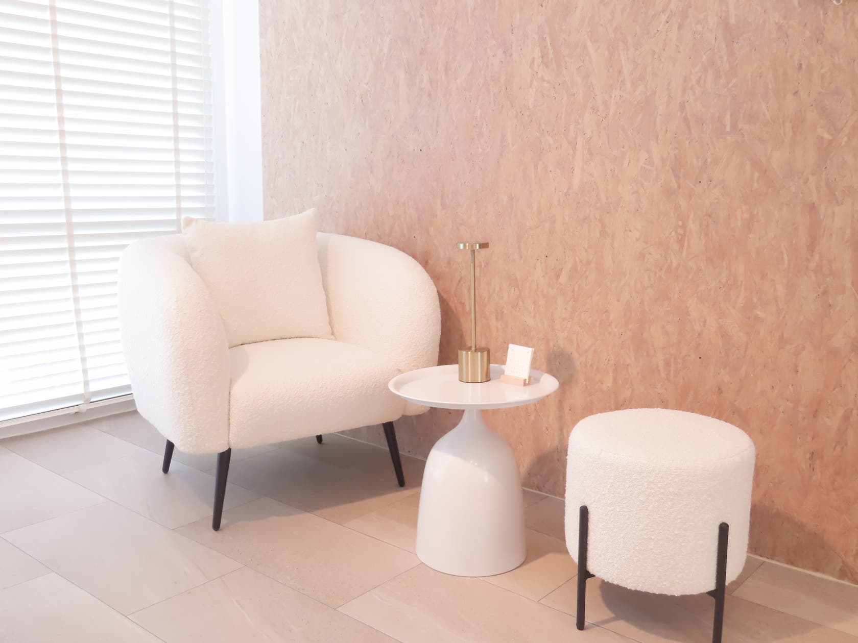 【14畳白亜の空間♪】東銀座5分のラグジュアリーシェアサロンの写真3