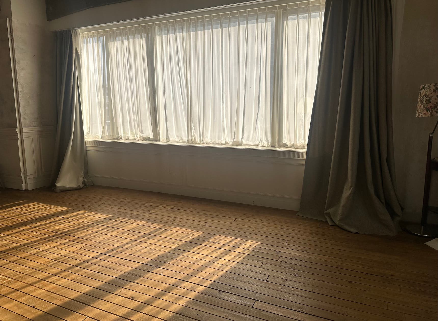 井荻駅徒歩10分【24H営業　プロカメラマン監修　100㎡超え撮影スタジオ】自然光｜天井高3m以上｜フローリングの写真2