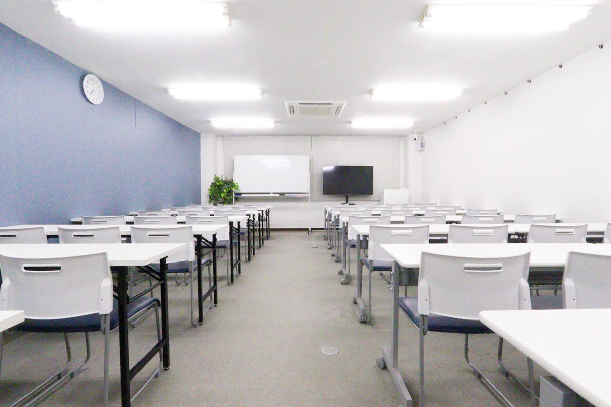 【JR博多駅東5出口徒歩15秒！筑紫口徒歩1分！51名】55型大型モニター・WiFi無料！ふれあい貸し会議室 博多No96の写真1