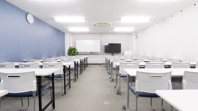 【JR博多駅東5出口徒歩15秒!筑紫口徒歩1分!51名】55型大型モニター・WiFi無料!ふれあい貸し会議室 博多No96の写真1