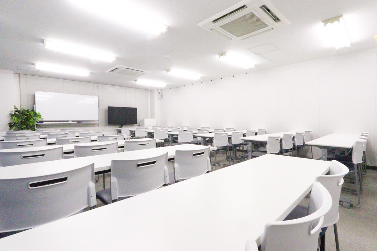 【JR博多駅東5出口徒歩15秒！筑紫口徒歩1分！51名】55型大型モニター・WiFi無料！ふれあい貸し会議室 博多No96の写真2