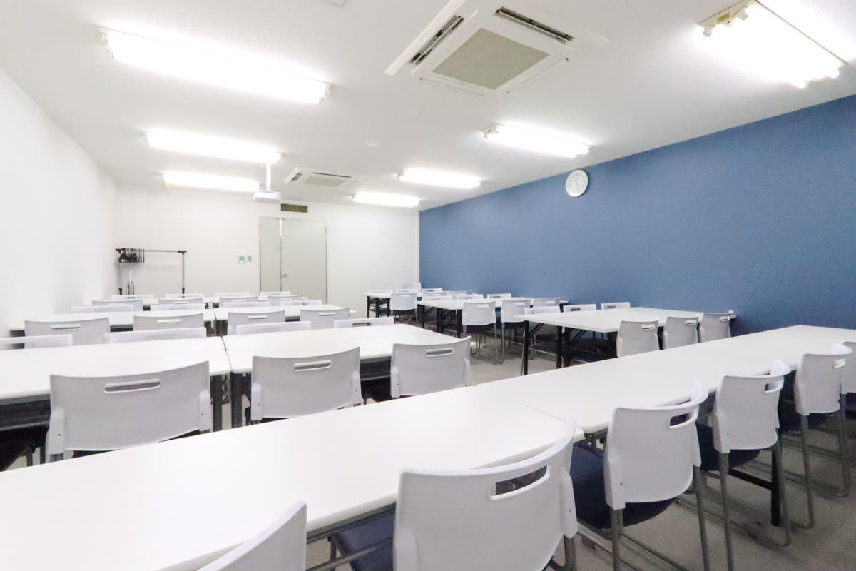 【JR博多駅東5出口徒歩15秒！筑紫口徒歩1分！51名】55型大型モニター・WiFi無料！ふれあい貸し会議室 博多No96の写真9