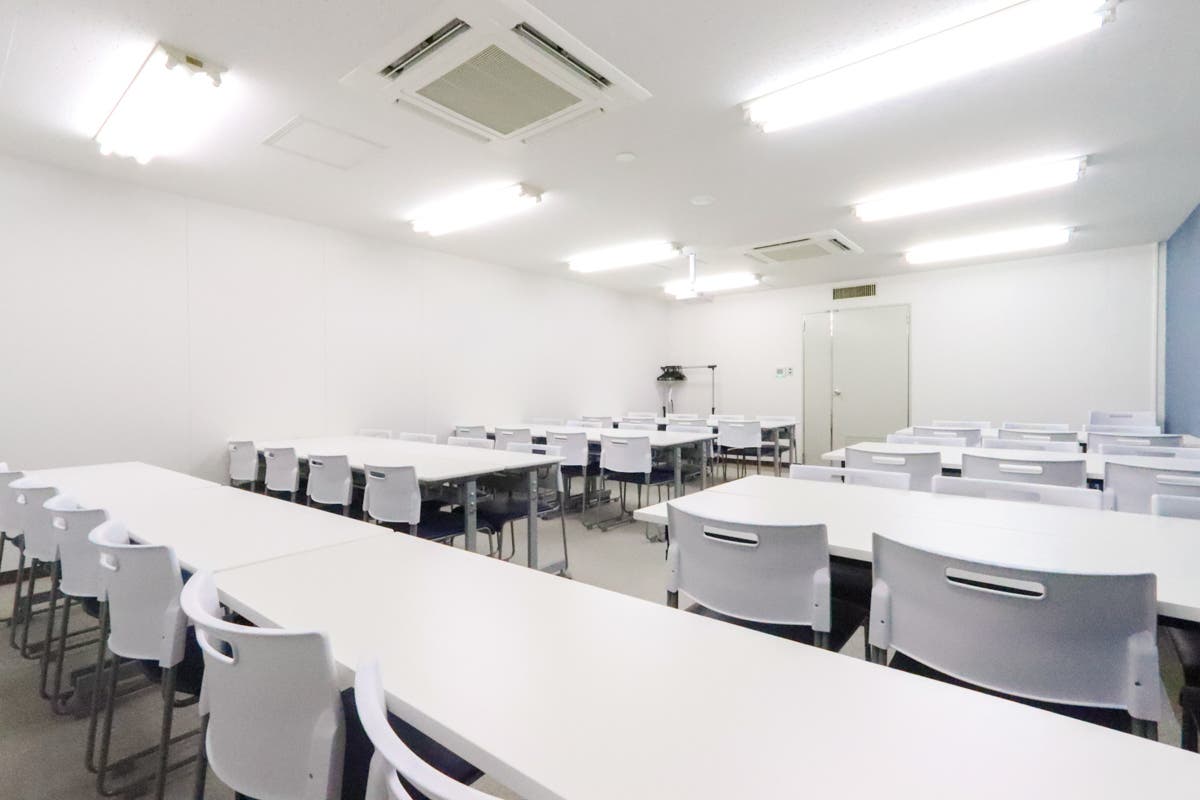 【JR博多駅東5出口徒歩15秒！筑紫口徒歩1分！51名】55型大型モニター・WiFi無料！ふれあい貸し会議室 博多No96の写真10