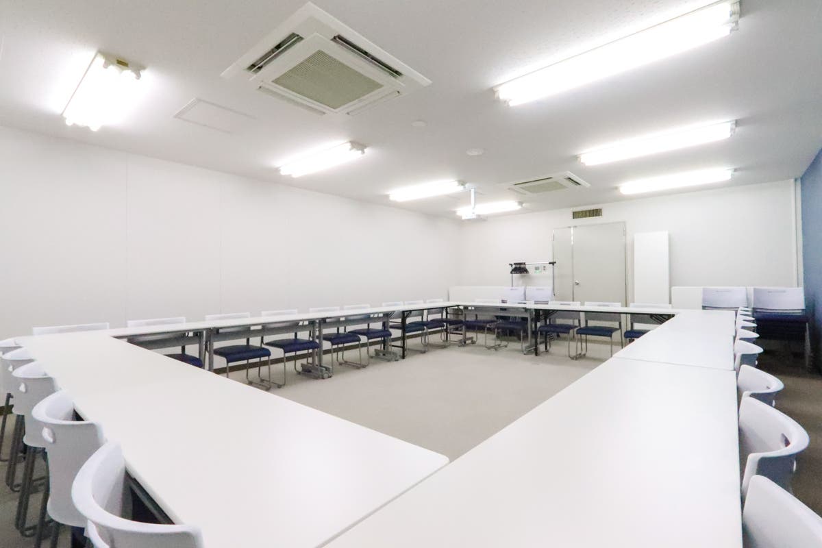 【JR博多駅東5出口徒歩15秒！筑紫口徒歩1分！51名】55型大型モニター・WiFi無料！ふれあい貸し会議室 博多No96の写真15