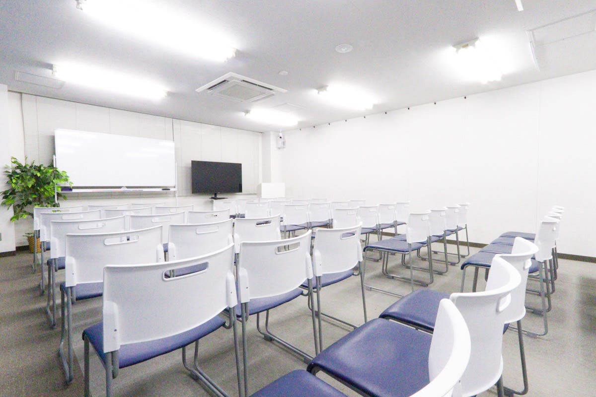 【JR博多駅東5出口徒歩15秒！筑紫口徒歩1分！51名】55型大型モニター・WiFi無料！ふれあい貸し会議室 博多No96の写真17