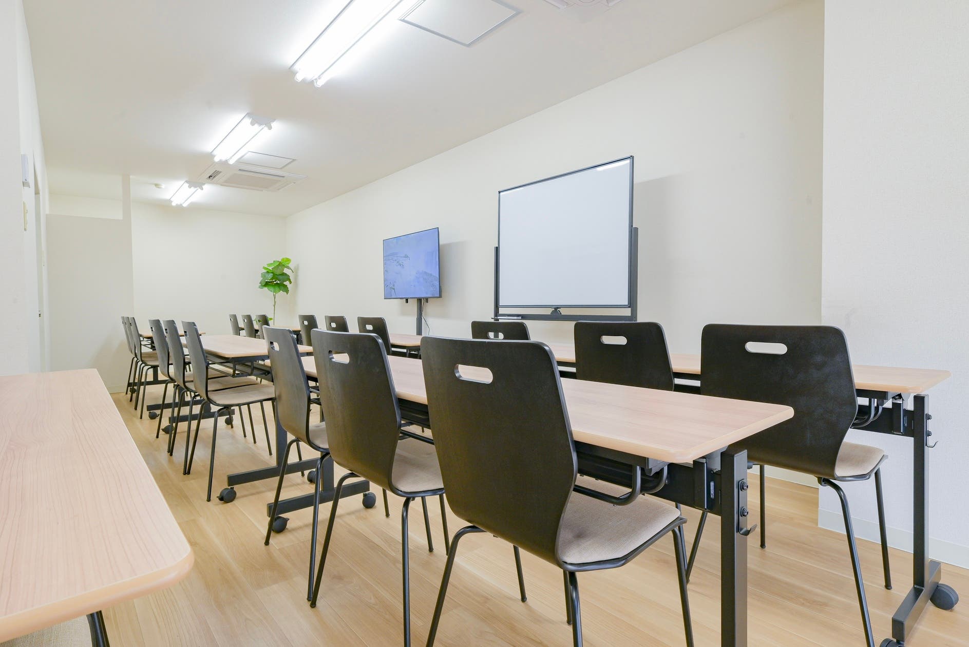 【駅近/金山駅 徒歩4分】最大23名/Wi-Fi/モニター有/ボードゲーム/ビジネスに最適/セミナー/会議の写真1